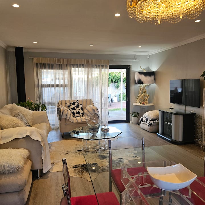 2 Bdr Secure Complex Home & 5 Min To Beachfront. - Parklands