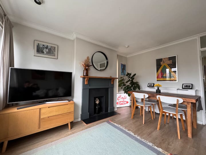 Lovely Two Bedroom Apartment With Balcony - Stratford