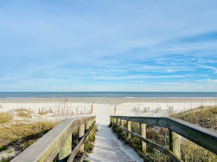 Beachfront Retreat - Minutes To Historic Downtown - Crescent Beach, FL