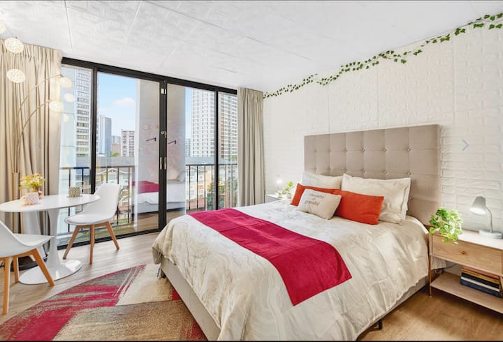 Waikiki Prime Location & Affordable Dream Vacation - Honolulu, HI
