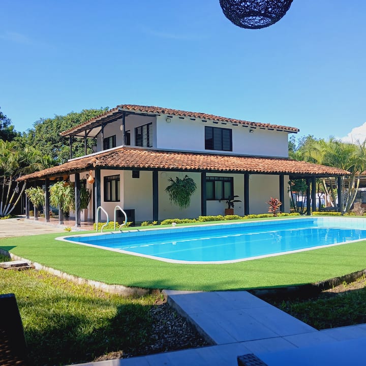 Finca La Isabella 
Descanso Y Diversión - Tuluá