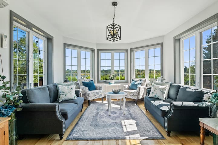 Riverview Countryside Farmhouse, King Bed Spa Bath - New Brunswick