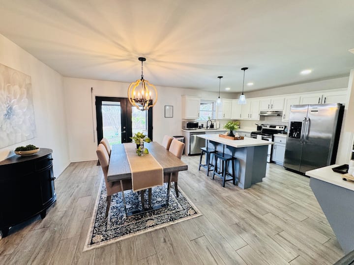 Fun 3 Bed / 2 Bath With Two Car Parking Garage! - Brownsville, TX