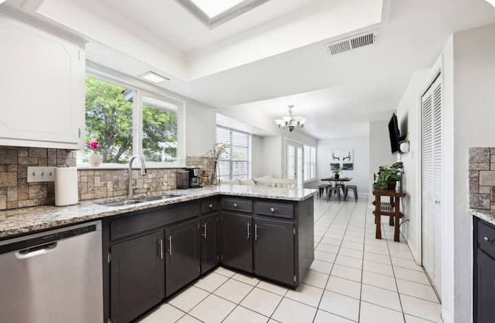 5br|southaustin|close To Dt|sxsw|acl|formula 1|pga - Austin, TX