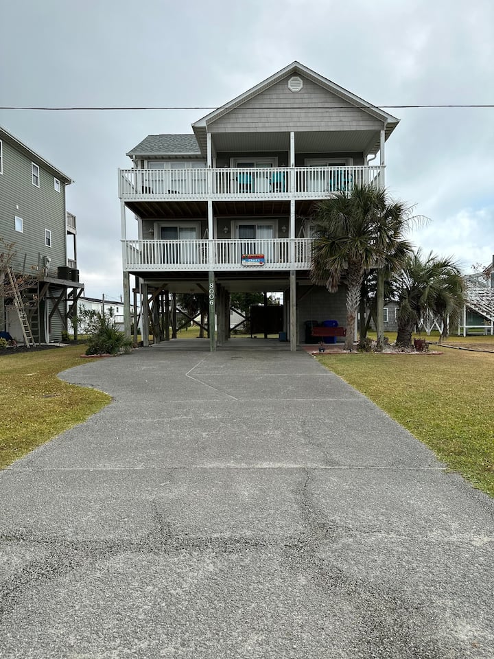 Relaxation Awaits At Crabby Chuck’s Beach House! - Surf City, NC