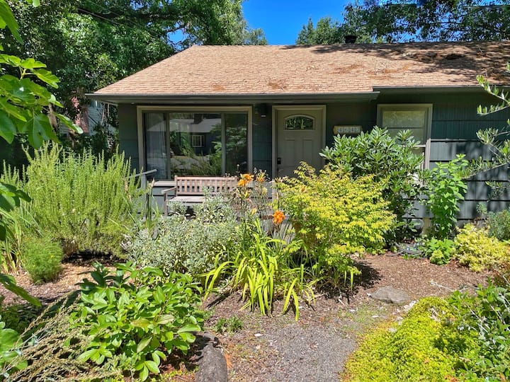 Cheerful And Comfy Two Bedroom With Free Parking - Portland, OR