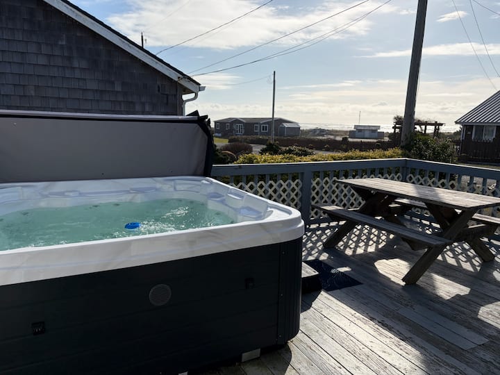 Ocean View Retreat With Hot Tub - Pacific Beach, WA