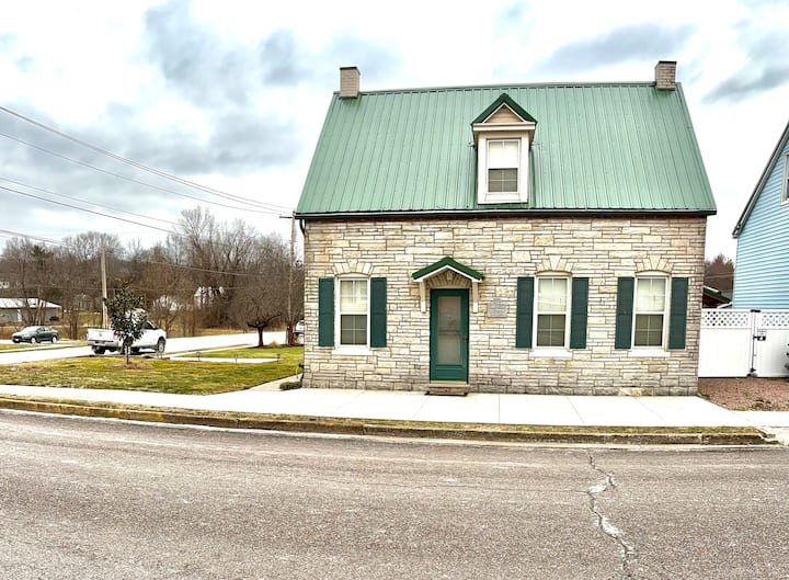 Gray Stone Guest House- Whole House Rental - Hermann, MO