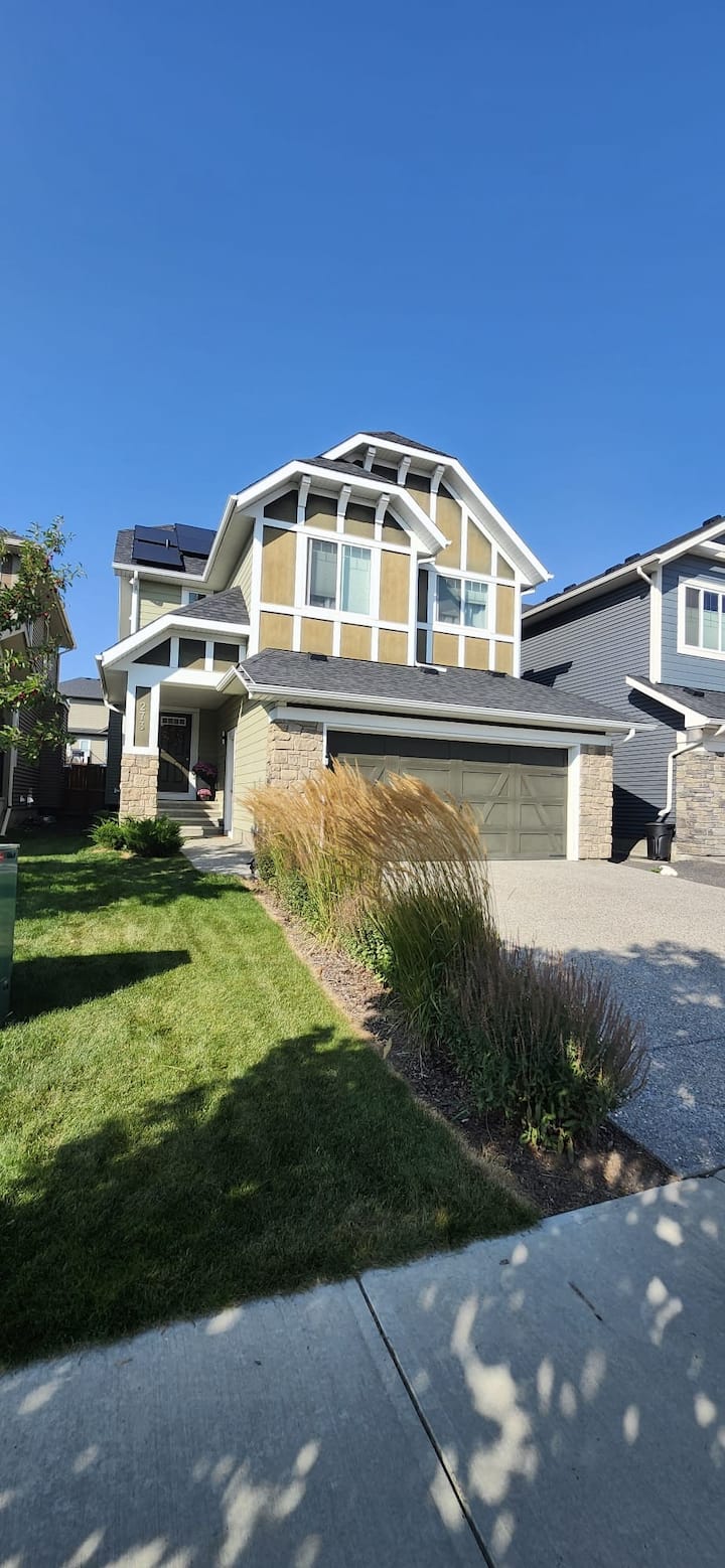 Cheerful 2- Bedroom Home With Indoor Fireplace. - Okotoks