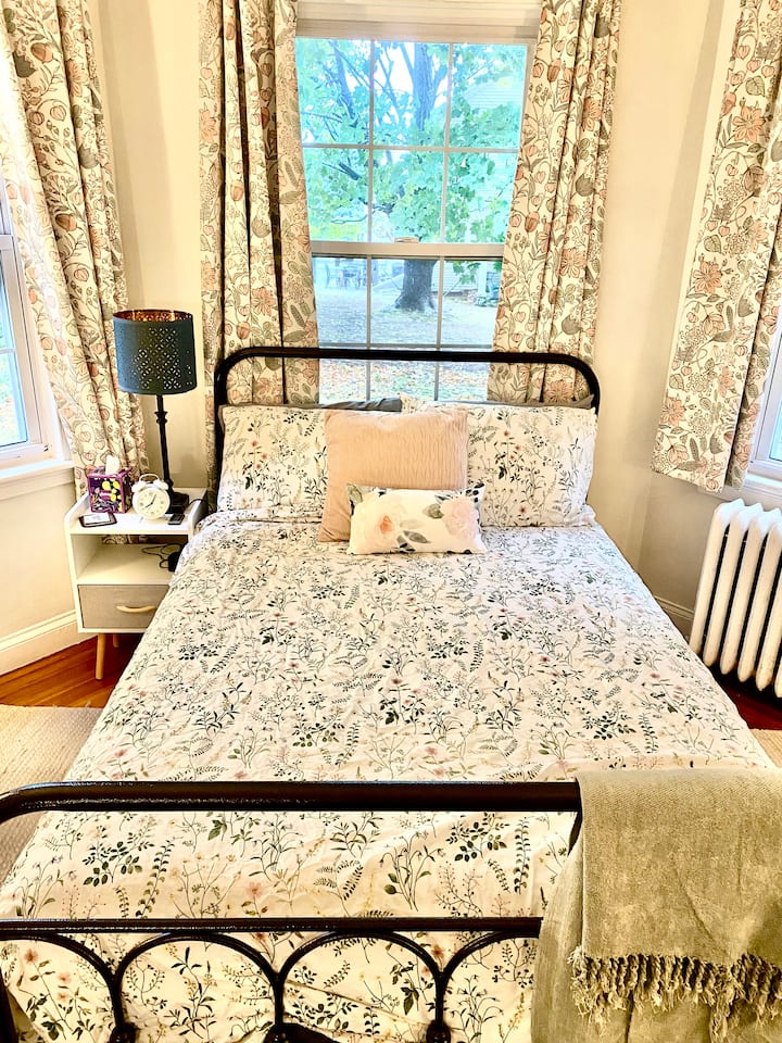 Cozy, Large Room In Historic Home (Girls Only) - Connecticut