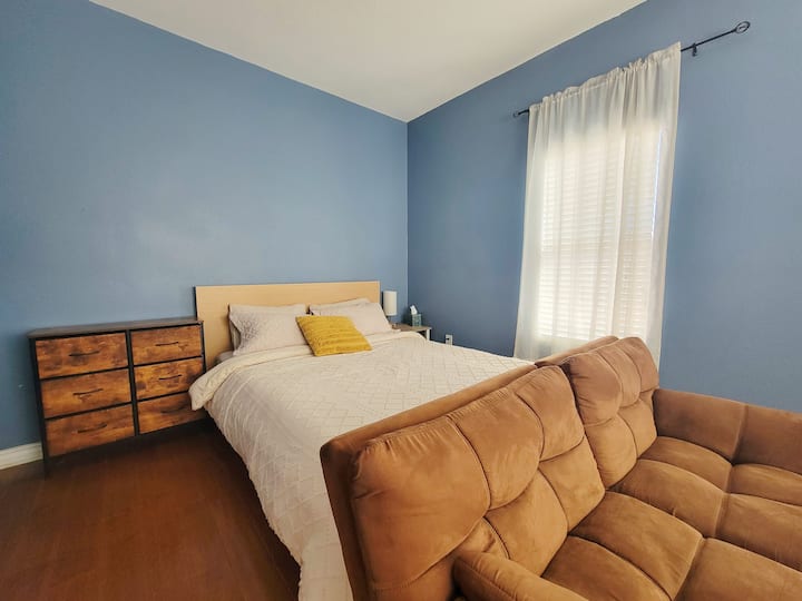 Sky Suite With Tv In Prime West Lancaster Location - Lancaster, CA