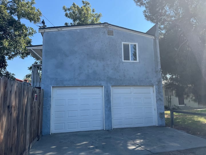 Super Cozy Upstairs Unit - Hanford, CA