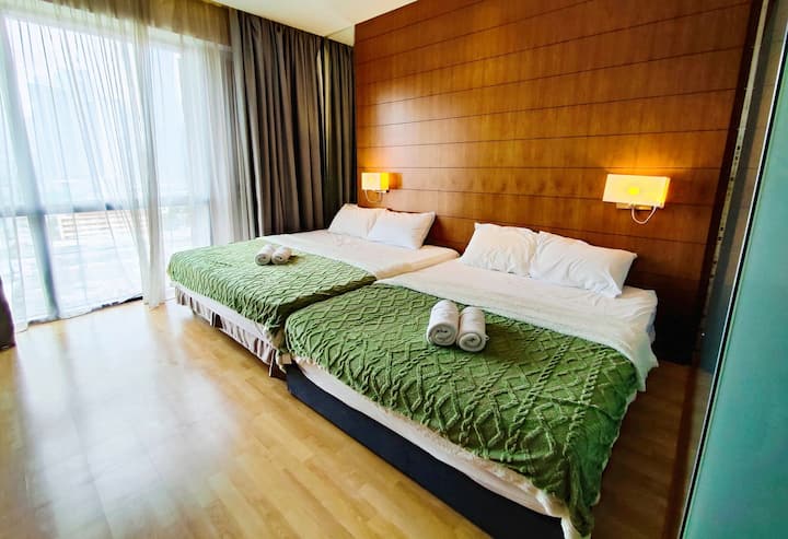 Sky Pool Double Bed Family Suites Kl View 4pax - Kuala Lumpur