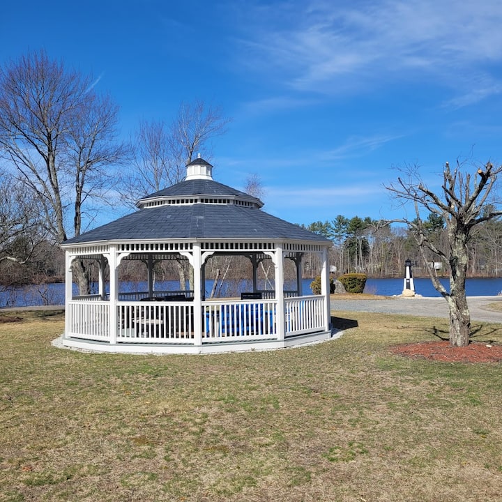 Spacious Lakeside Retreat - Bellingham, MA