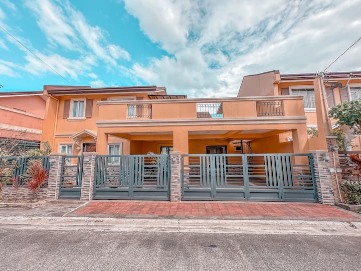 Spacious Holiday Home In The City - Malolos
