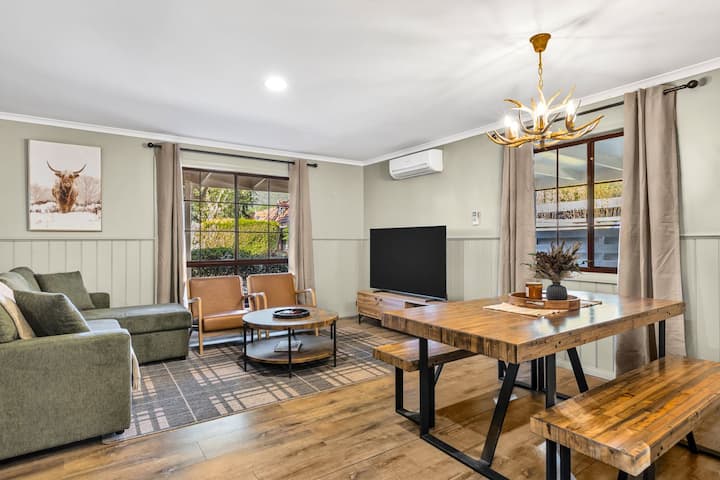 Cedar Cottage - Tudor Village - Bright