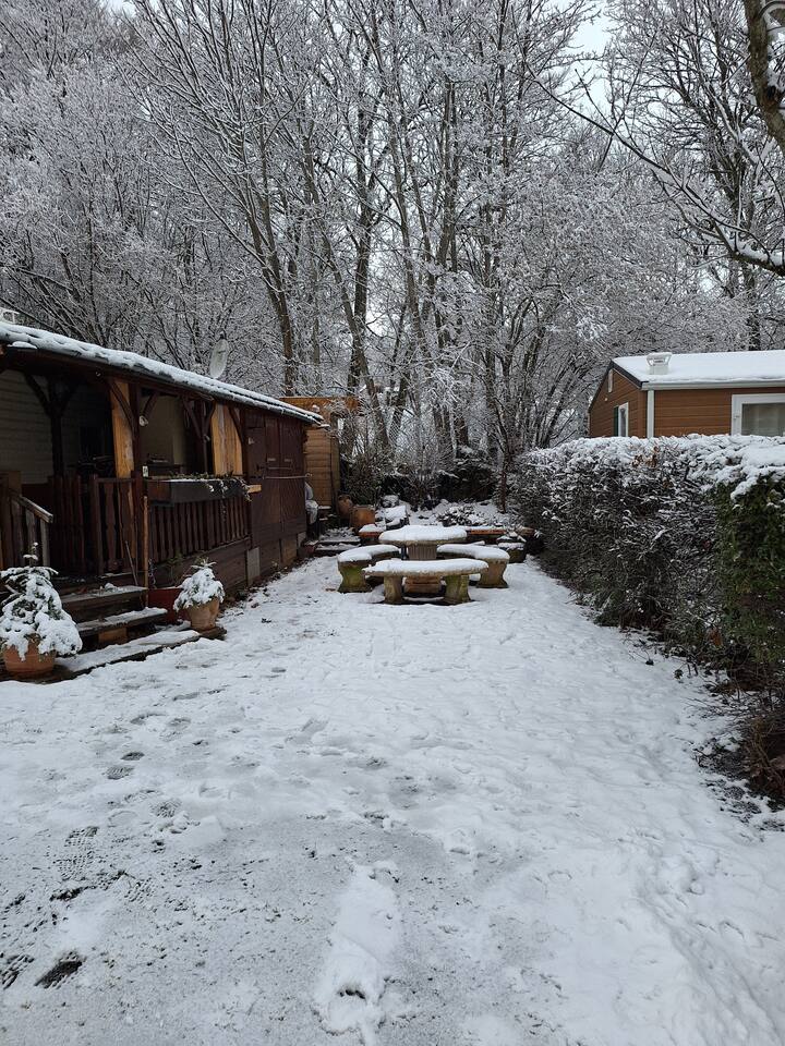 Charmant Bungalow , 
Chez Claude - Super-Besse