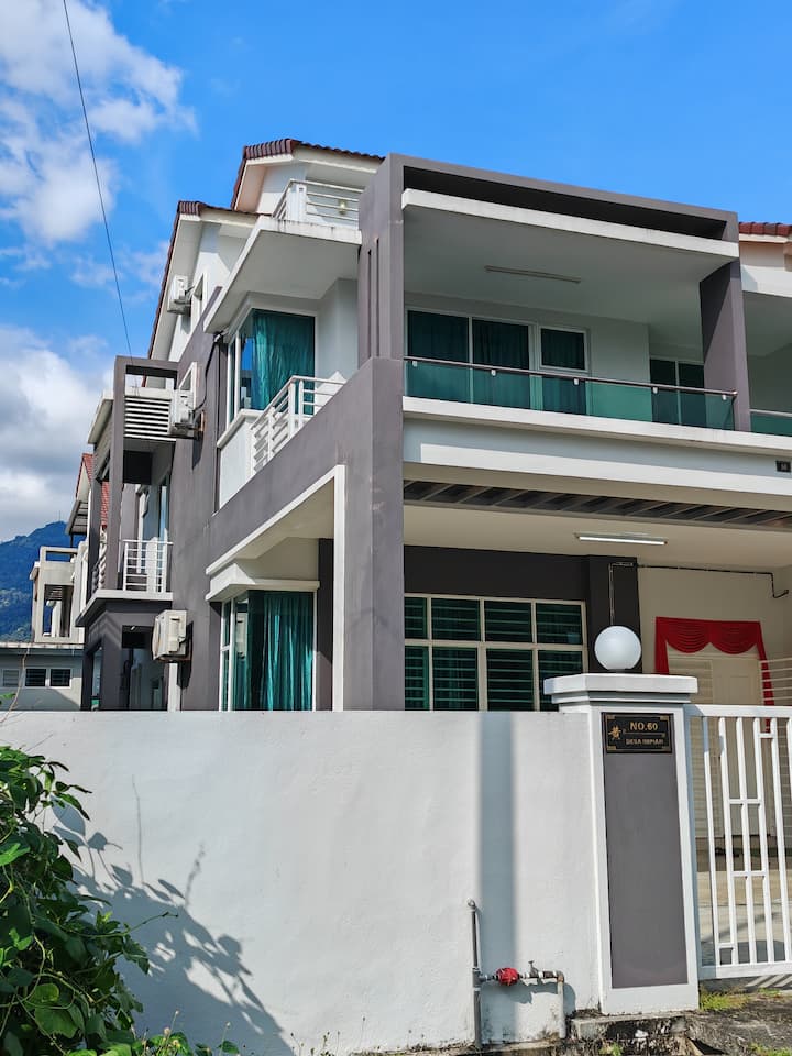 Happy White 6-bedroom Townhouse At Kuah Area 23pax - Langkawi