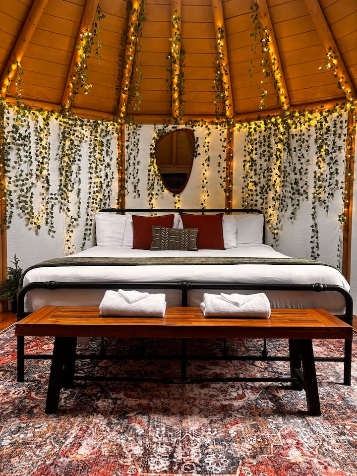 The Treehouse Yurt. Outdoor Soaking Tub! West Yurt - Lake George, NY