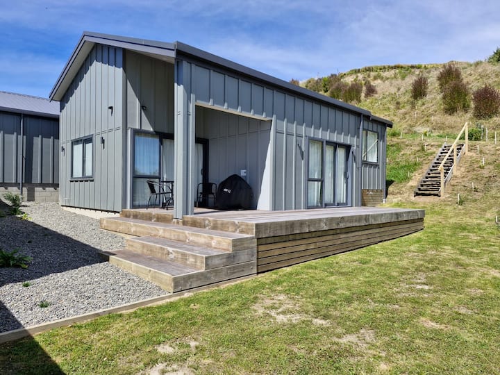 Cozy Redwoods
2 Bedroom Kiwi Cottage - Rotorua