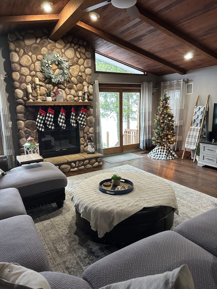 Lakefront Hot Tub Retreat | Best Views All Seasons - Lake Orion, MI