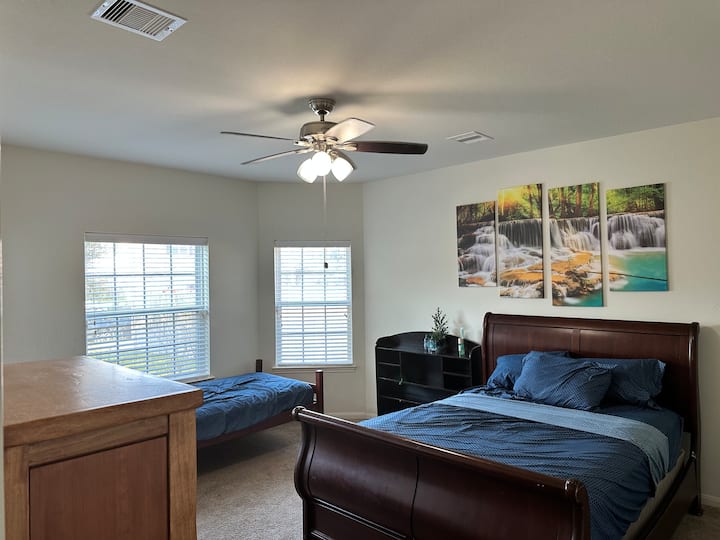 Master Bedroom With A Private Bathroom - Oakbriar - Richmond, TX