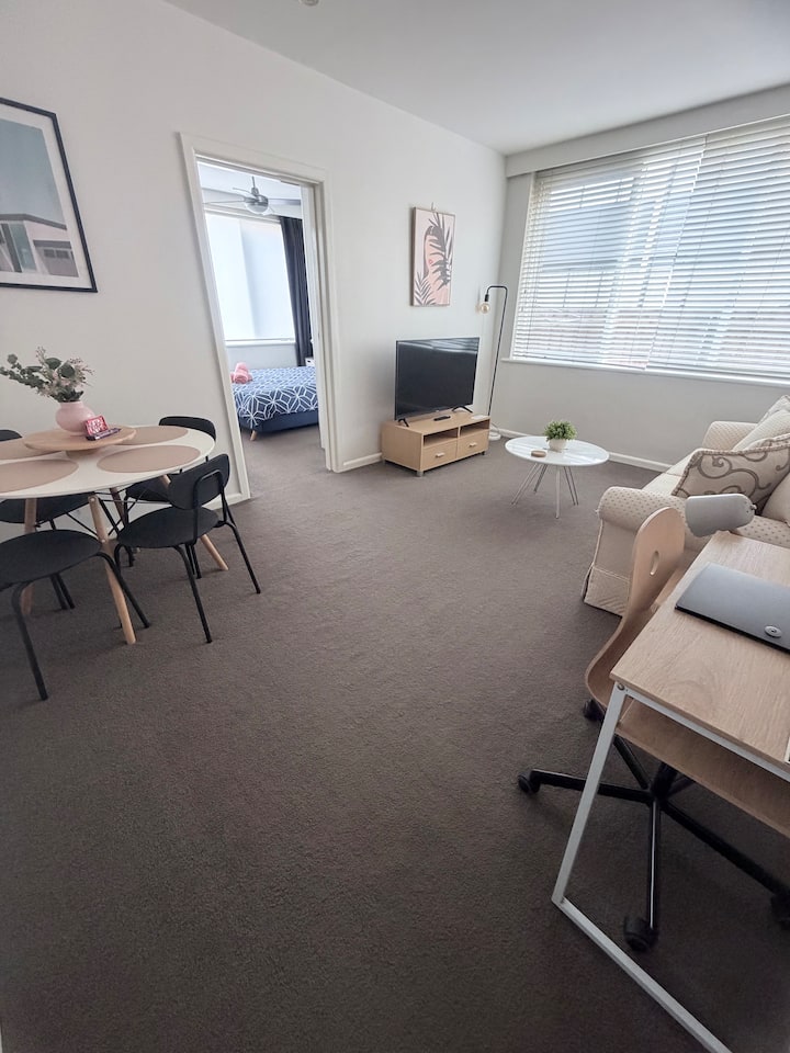 Spacious Secure Ground Level Apartment - St Kilda