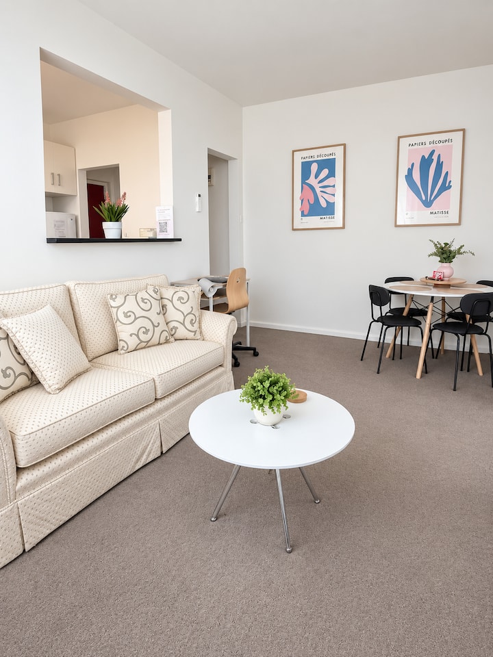 Spacious Secure Ground Level Apartment - Melbourne