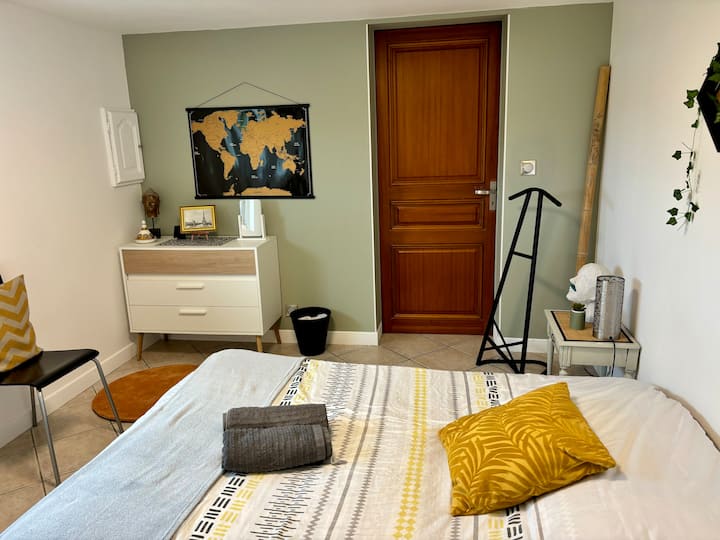 Chambre Accès Indépendant Au Calme Dans Maison - Angoulême