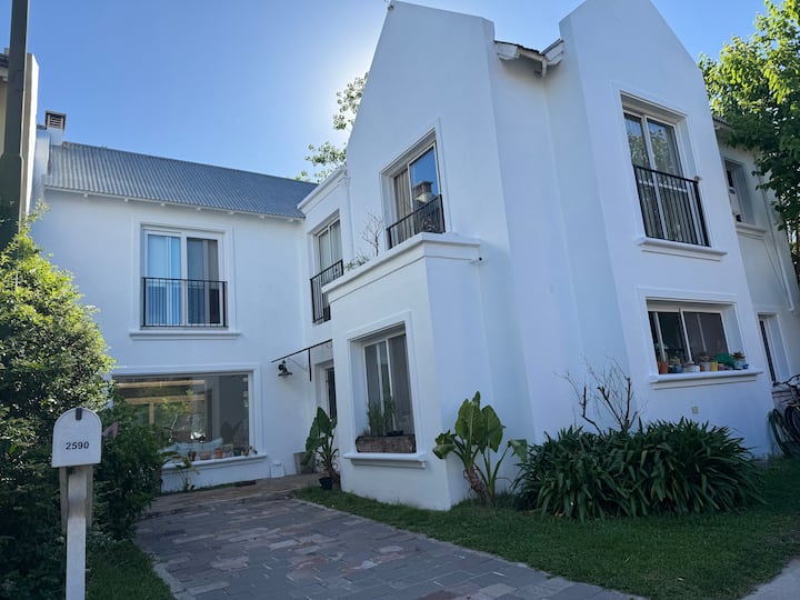 Casa En Barrio Cerrado, Cómoda Y Luminosa. - Argentine