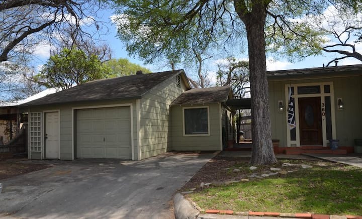 Downtown Nb, Close To River, Pet Friendly! - New Braunfels, TX