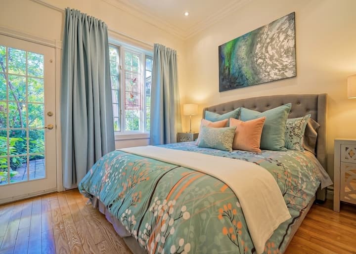 Rare Victorian 3br | Private Parking, Jacuzzi Tub - Toronto