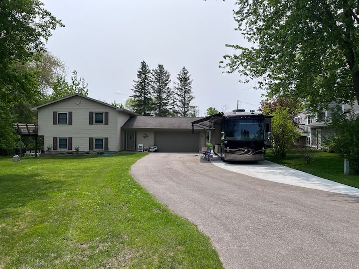 5 Beds, 2 Bath, Hot Tub, Rv Parking, Near Downtown - Traverse City, MI