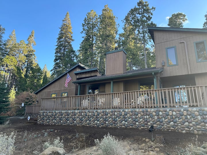 Red Leaf Lodge- Mountain Retreat Ac Game Room Spa - Shaver Lake, CA