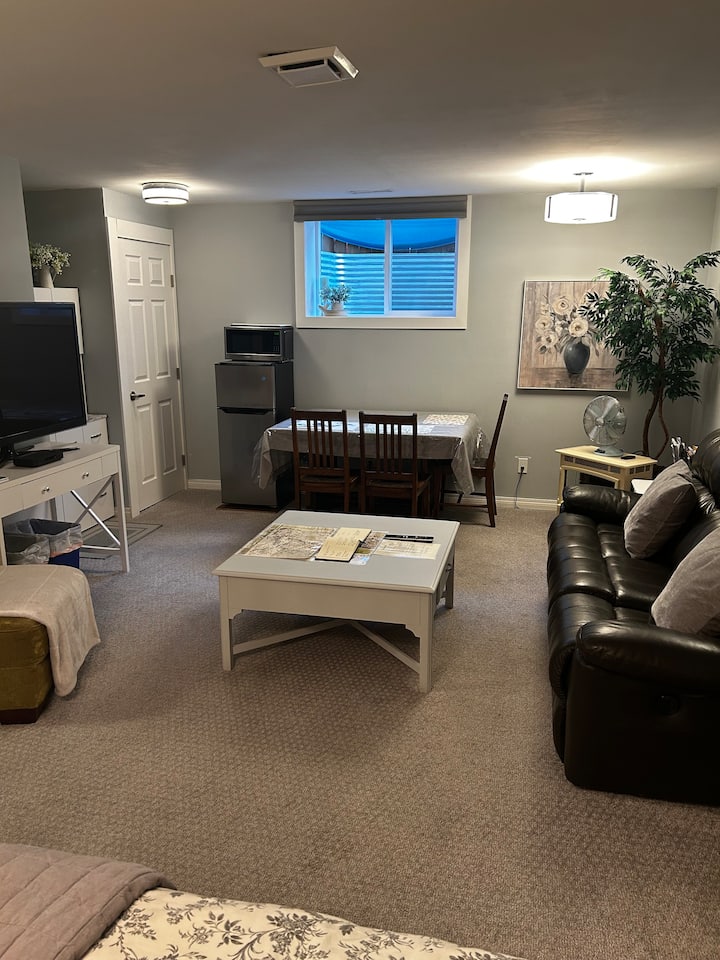 Suite Retreat, Your Gateway To The Rockies - Cochrane