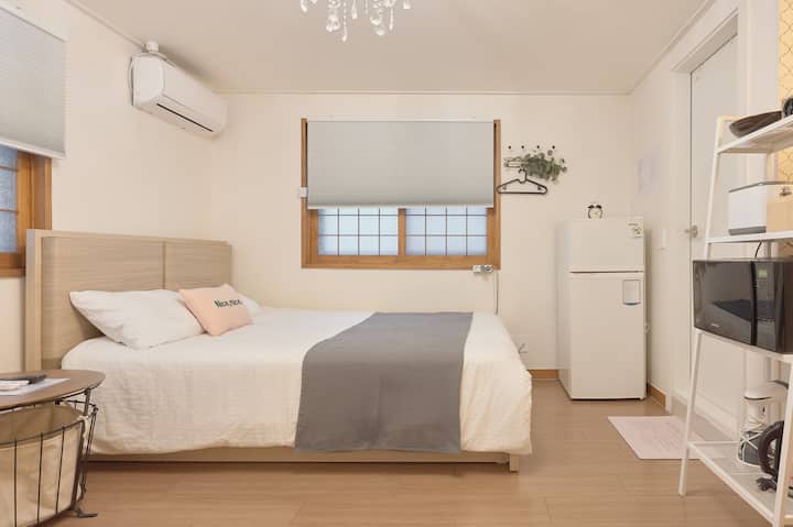 홍대역2분 [핫플레이스] 1br,1bt단독사용 
[홍대|연남|망원] 짐보관무료 - Seoul