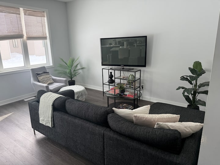 Spacious 3-bedroom Townhome W/ Free Parking - Kanata