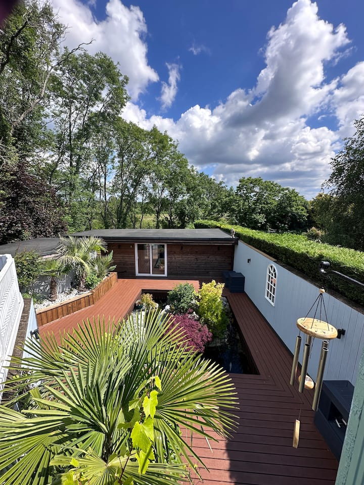 Private Deck Area With Outdoor Bath, Lovely Cabin. - Bournemouth