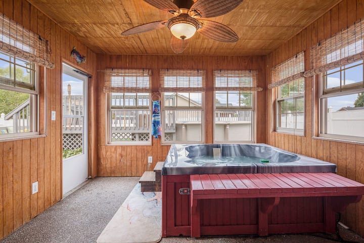 Hot Tub Hideaway | Pool And Jacuzzi Near Loui - Louisville, KY