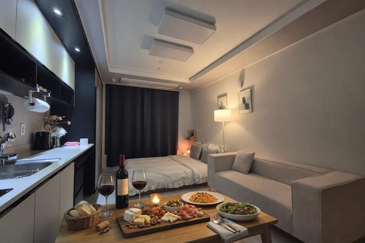 Ll A House Ll 중앙로동성로도보 꿀잠침대보장 어두운암막커텐교체 스타일러 비데 큰방 - Daegu (Taegu)