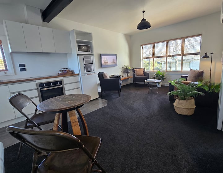 Apartment 2 - Haddin Court - Stunning Executive - Blenheim