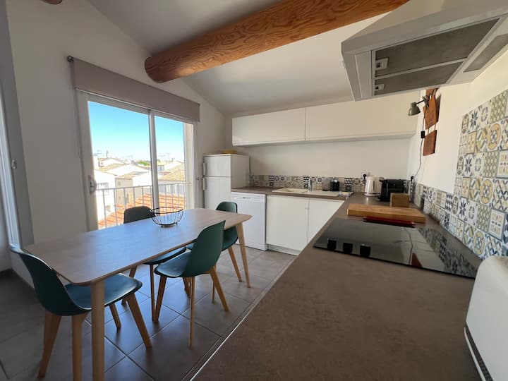 Appart Intra-muros , Vue Remparts Avec Garage - Camargue