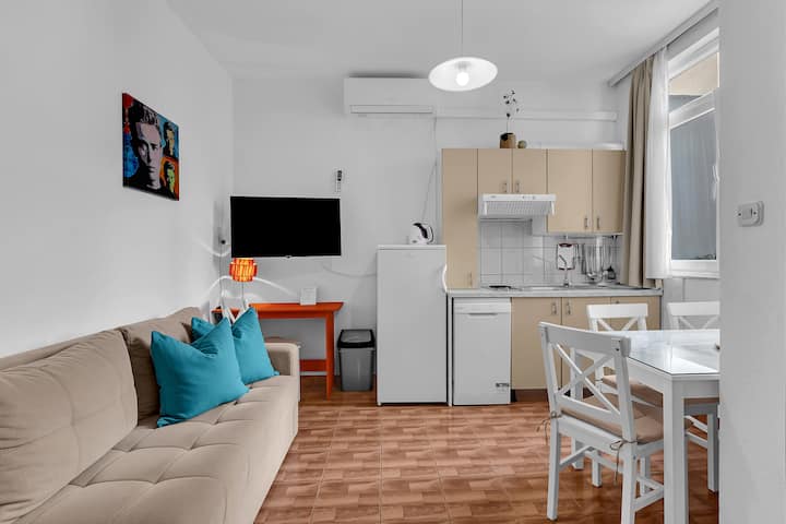 Charming Apartment In Centre - Podgora