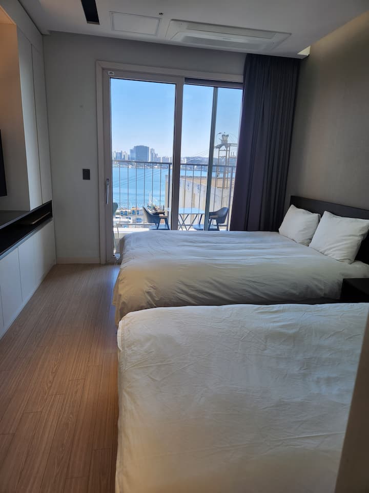 [지니] 썬라이즈호텔 #트윈룸 #힐링룸, 아늑한감성, 개인 Ott 가능, 주중특별할인가 - Sokcho-si