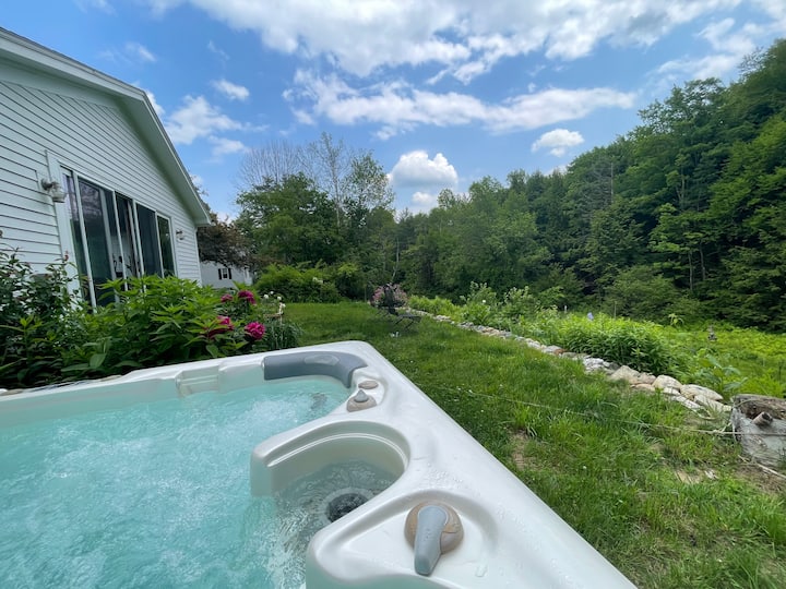 Spacious Home 1 Blk From Pleasant Lake W/ Hot Tub - New London, NH