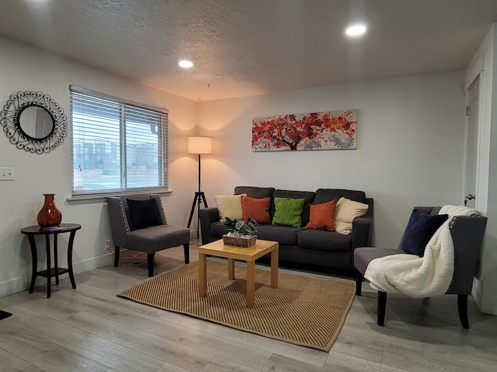 Entire 5br Home W/basement-sleeps 10. - West Valley City, UT