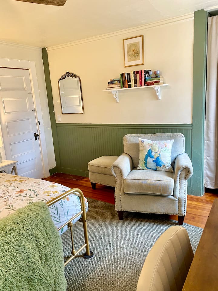 Quaint Charm In A Historic Farmhouse (Girls Only) - Connecticut