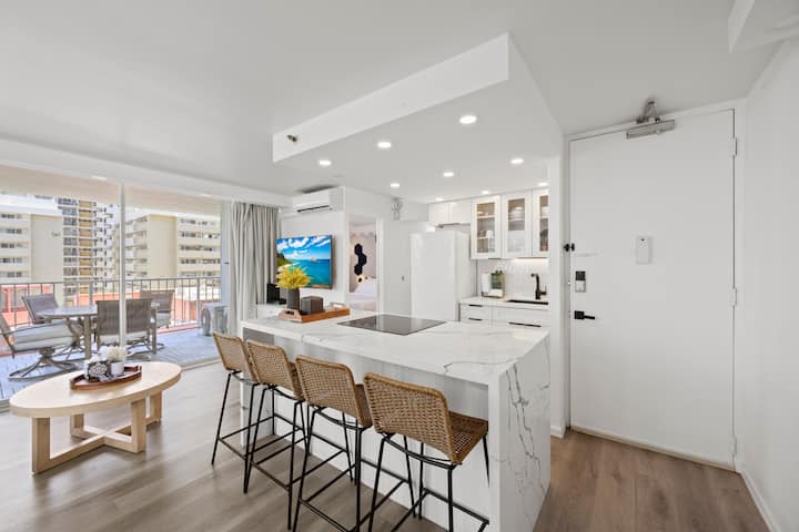 Walk To The Beach!*renovated Central Waikiki 1br! - O‘ahu, HI