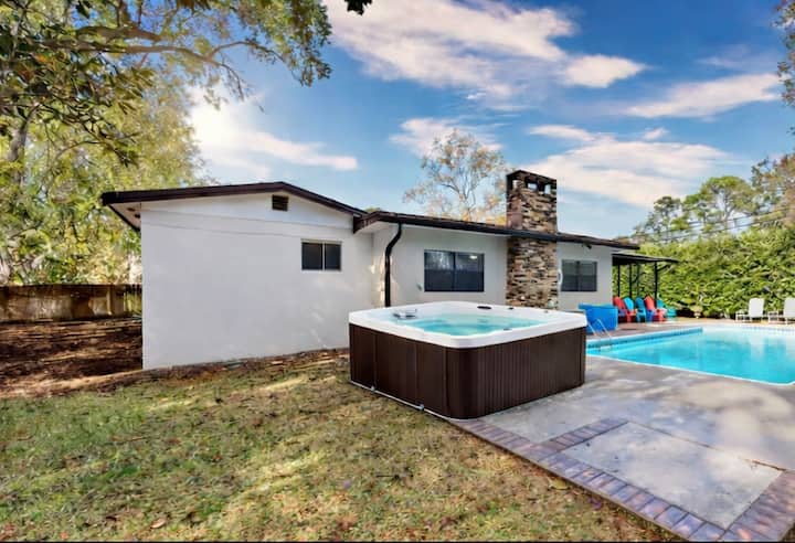 Emerald Oasis: Hot Tub + Sleeps 18 + Pool+ Grill - Okaloosa Island, FL