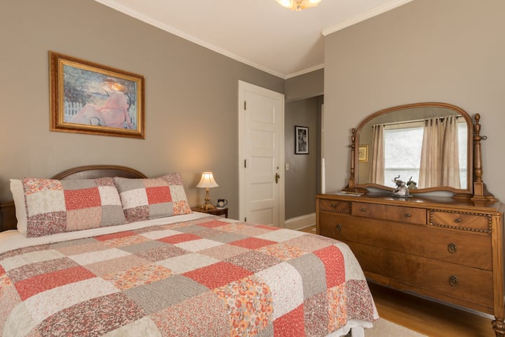 Emmett And Eva Room - Ringling House Bed & Breakfast - Baraboo, WI